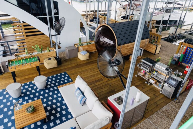 Luxury Floating Hotel Suites - Love and Boat