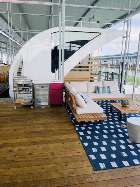 Luxury Floating Hotel Suites - Love and Boat